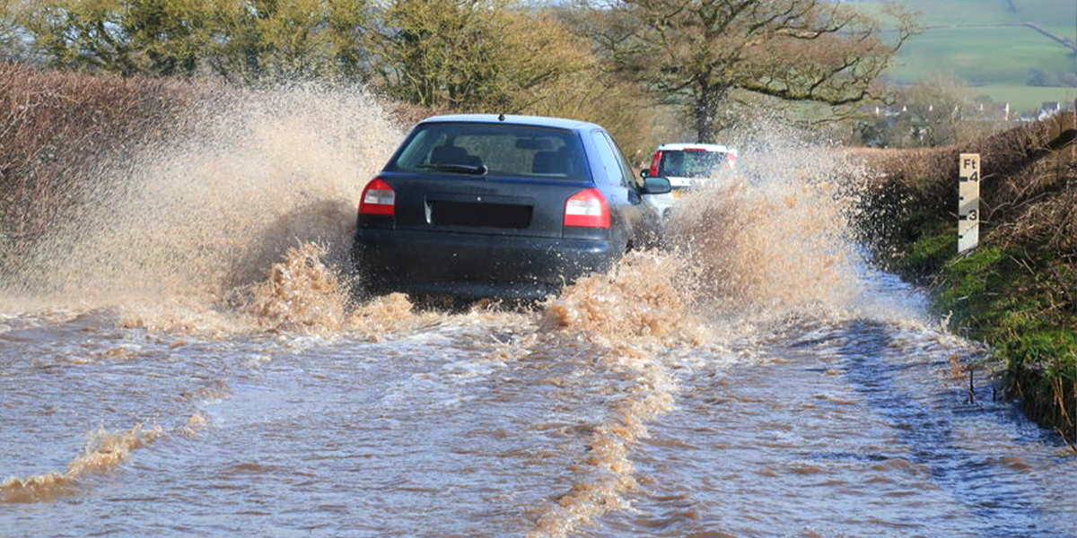 What is aquaplaning and what should I do if it happens? | Jurni