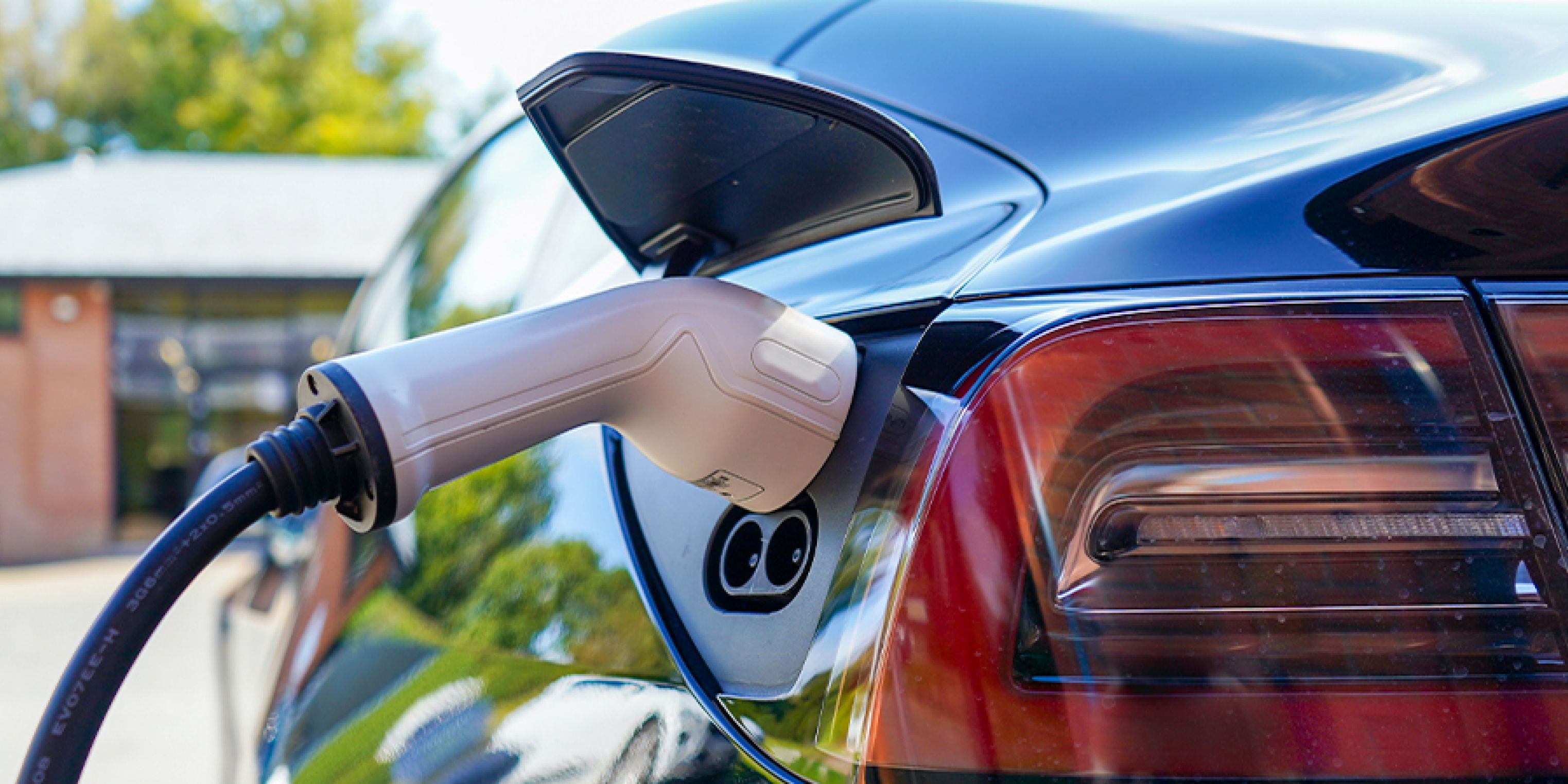 How to Charge an Electric Car at Home, Work, or in Public | Jurni